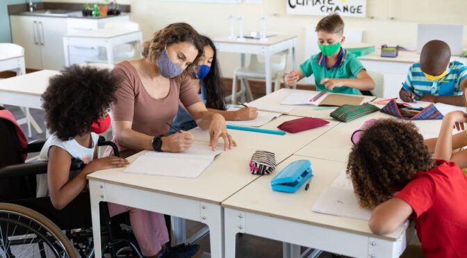 Comment se reconvertir vers le métier d'AESH - MaFormation