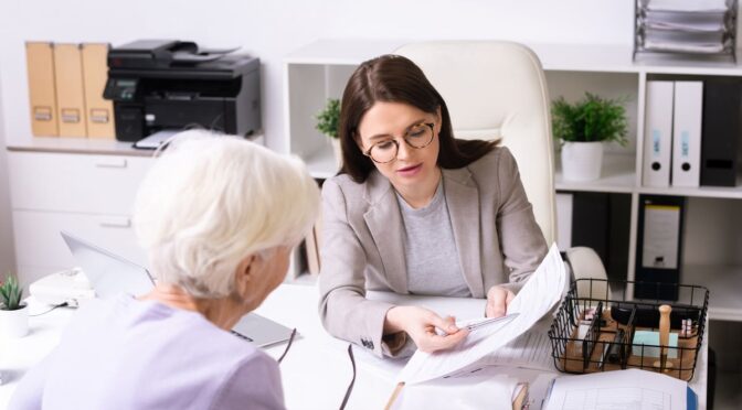 Comment se reconvertir vers le métier d'assistant social - MaFormation