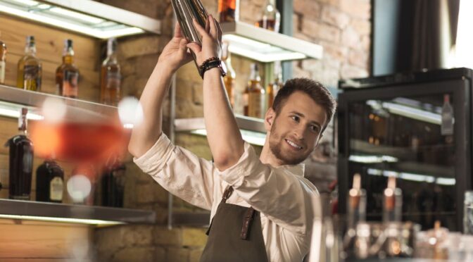 Barman : 7 compétences prisées par les employeurs - MaFormation