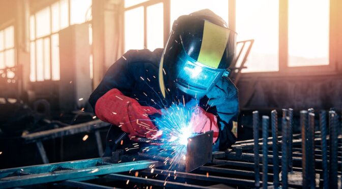 Comment se reconvertir vers le métier de soudeur - MaFormation